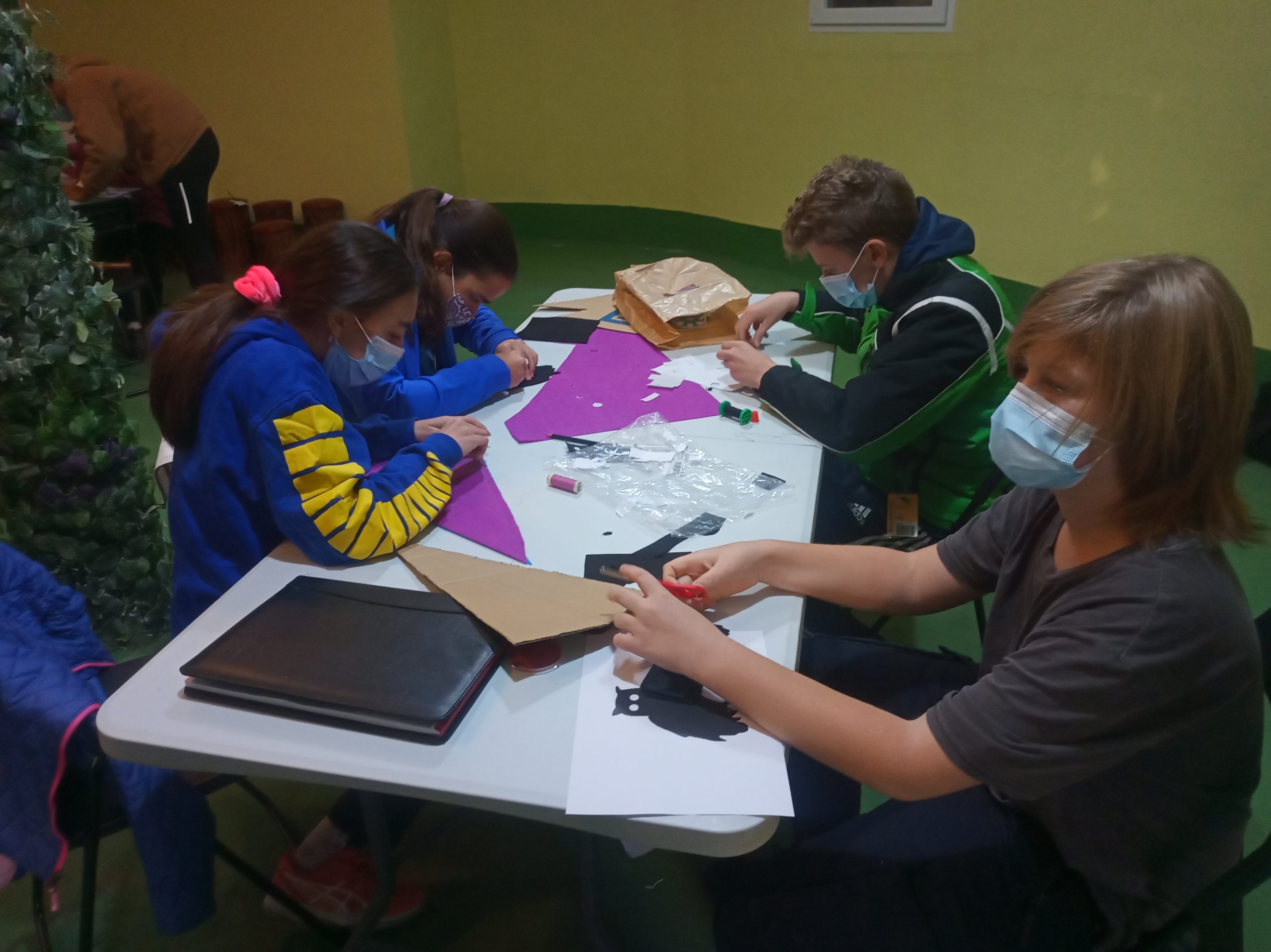 La tropa Ranger fabrica sus banderines - Scouts Moralzarzal